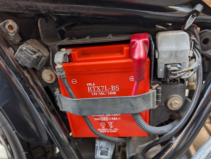 ST250 E-Type サイドカバーのクッションゴム交換（劣化したゴムパッキンを触ると手が真っ黒に） - 自動車業界特化型税理士事務所 ...