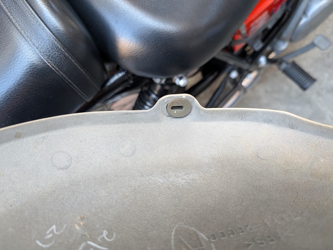 ST250 E-Type サイドカバーのクッションゴム交換（劣化したゴムパッキンを触ると手が真っ黒に） - 自動車業界特化型税理士事務所 ...