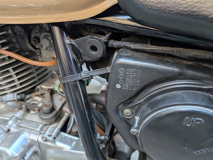 ST250 E-Type サイドカバーのクッションゴム交換（劣化したゴムパッキンを触ると手が真っ黒に） - 自動車業界特化型税理士事務所 ...