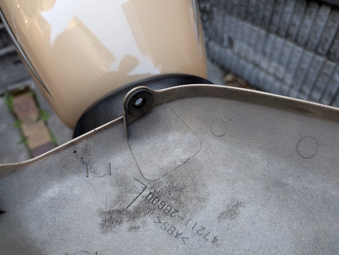 ST250 E-Type サイドカバーのクッションゴム交換（劣化したゴムパッキンを触ると手が真っ黒に） - 自動車業界特化型税理士事務所 ...
